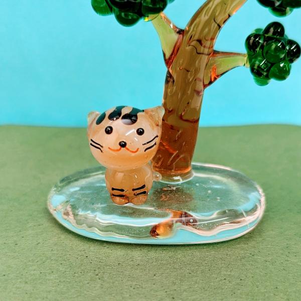 お座りネコ（M）茶トラのガラス細工の置物です。キャットタワーは別売りです。【大きさ】約高さ２０ミリ　　横幅１５ミリ　　　　　奥行１５ミリ＊商品は一つ一つ手造りのため大きさや色合いが写真と異なる場合がありますのでご了承をお願い致します。