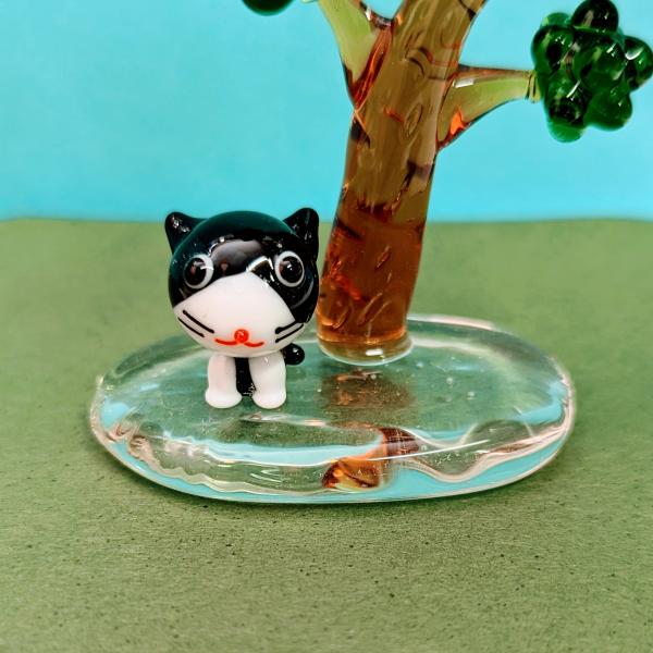 お座りネコ（S）ハチワレのガラス細工の置物です。キャットタワーは別売りです。【大きさ】約高さ２０ミリ　　横幅１５ミリ　　　　　奥行１５ミリ＊商品は一つ一つ手造りのため大きさや色合いが写真と異なる場合がありますのでご了承をお願い致します。