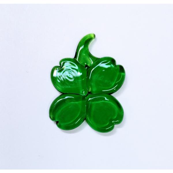 よつば（M)のガラス細工の置物です。【大きさ】約縦３０ミリ　　横幅２２ミリ＊商品は一つ一つ手造りのため大きさや色合いなどが写真と異なる場合がありますのでご了承をお願い致します。