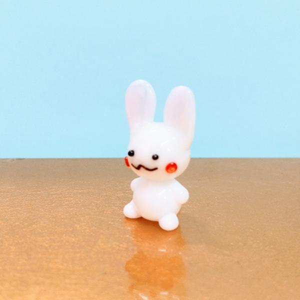 ウサギ（S)のガラス細工の置物です。【大きさ】約高さ２０ミリ　　横幅１２ミリ　　　　　奥行１２ミリ＊商品は一つ一つ手造りのため大きさや色合いなどが写真と異なる場合がありますのでご了承をお願い致します。