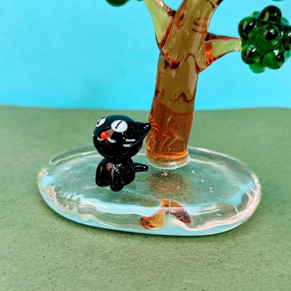 お座りネコ(ミニ）クロのガラス細工の置物です。キャットタワーは別売りです。【大きさ】約高さ１５ミリ　　横幅１０ミリ　　　　　奥行１０ミリ＊商品は一つ一つ手造りのため大きさや色合いが写真と異なる場合がありますのでご了承をお願い致します。