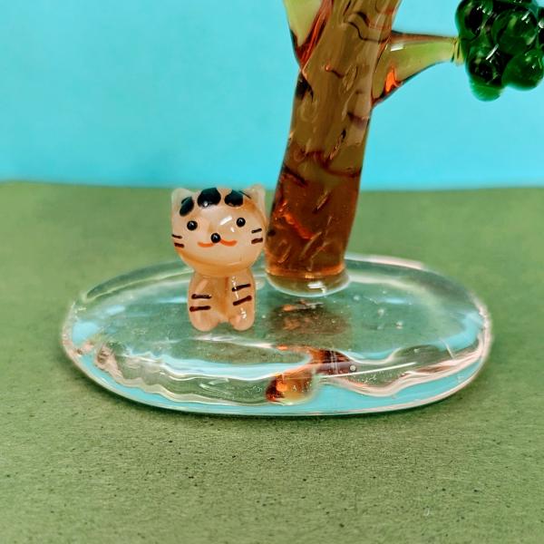 お座りネコ（ミニ）茶トラのガラス細工の置物です。キャットタワーは別売りです。【大きさ】約高さ１５ミリ　　横幅１０ミリ　　　　　奥行１０ミリ＊商品は一つ一つ手造りのため大きさや色合いが写真と異なる場合がありますのでご了承をお願い致します。