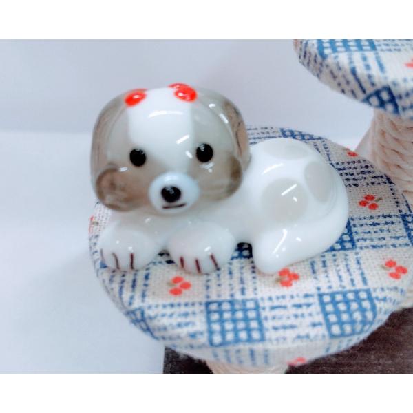 シーズー横のガラス細工の置物です。キャットタワーは別売りです。【大きさ】約高さ１５ミリ　　横幅２５ミリ　　　　　奥行１５ミリ＊商品は一つ一つ手造りのため大きさや色合いが写真と異なる場合がありますのでご了承をお願い致します。