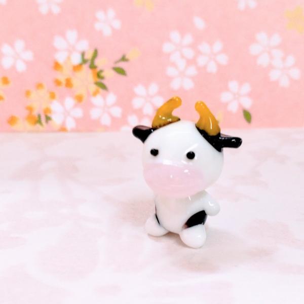 ウシ（M)のガラス細工の置物です。【大きさ】約高さ２０ミリ　　横幅１８ミリ　　　　　奥行１５ミリ＊商品は一つ一つ手造りのため大きさや色合いなどが写真と異なる場合がありますのでご了承をお願い致します。