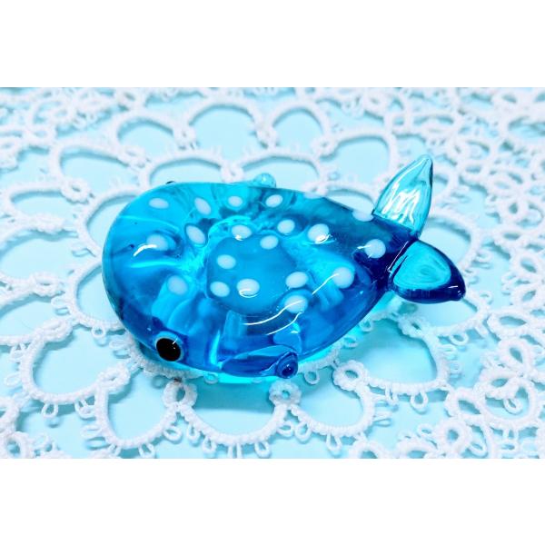 箸置きジンベイザメのガラス細工の置物です。【大きさ】約縦４０ミリ　　横幅３０ミリ＊商品は一つ一つ手造りのため大きさや色合いなどが写真と異なる場合がありますのでご了承をお願い致します。