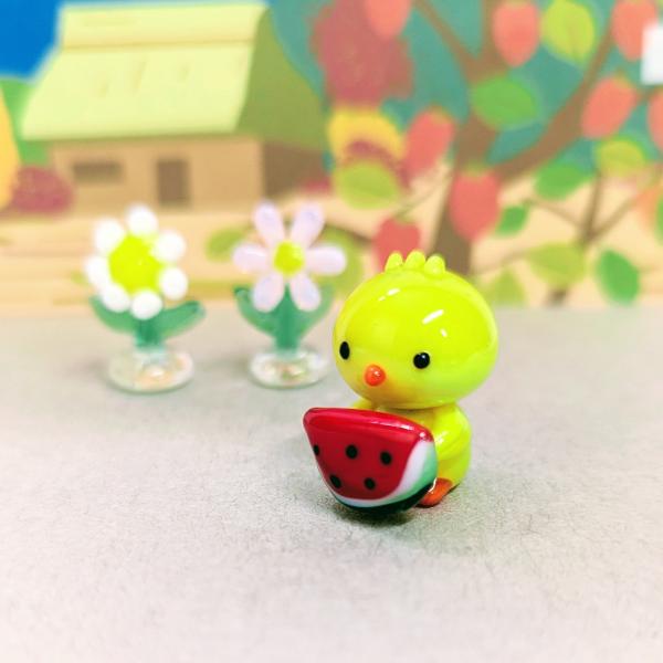 ヒヨコさんとスイカのガラス細工の置物です。【大きさ】約高さ２２ミリ　　横幅１５ミリ　　　　　奥行１８ミリ＊商品は一つ一つ手造りのため大きさや色合いなどが写真と異なる場合がありますのでご了承をお願い致します。