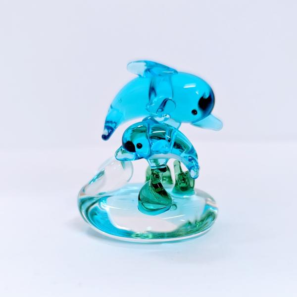 波とイルカペア（M)のガラス細工の置物です。【大きさ】約高さ３５ミリ　　横幅３０ミリ　　　　　奥行２５ミリ＊商品は一つ一つ手造りのため大きさや色合いなどが写真と異なる場合がありますのでご了承をお願い致します。
