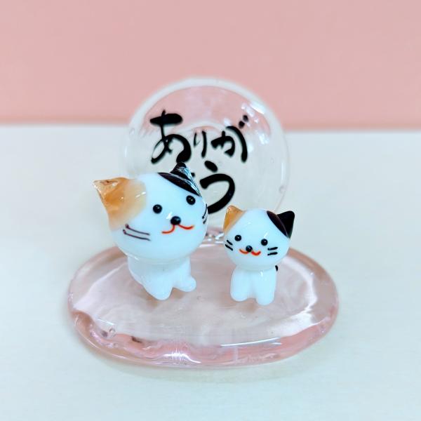 ありがとうミケネコペアのガラス細工の置物です。【大きさ】約高さ４０ミリ　　横幅４５ミリ　　　　　奥行４５ミリ＊商品は一つ一つ手造りのため大きさや色合いなどが写真と異なる場合がありますのでご了承をお願い致します。