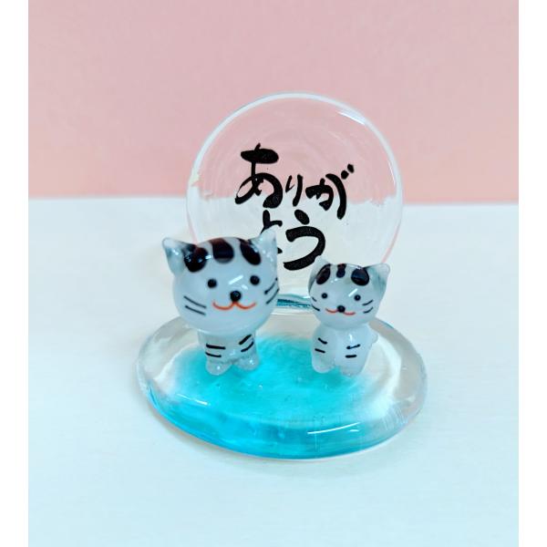 ありがとうサバトラネコペアのガラス細工の置物です。【大きさ】約高さ4０ミリ　　横幅４５ミリ　　　　　奥行４５ミリ＊商品は一つ一つ手造りのため大きさや色合いなどが写真と異なる場合がありますのでご了承をお願い致します。