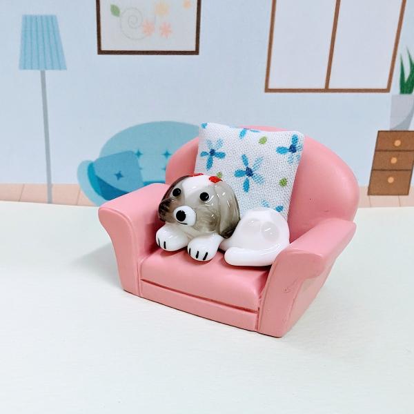 シーズーソファー（L)ピンクのガラス細工の置物です。ソファーはポリ製です。クッションの柄は選べませんのでご了承下さい。【大きさ】約高さ３５ミリ　　横幅５０ミリ　　　　　奥行３５ミリ＊商品は一つ一つ手造りのため大きさや色合いなどが写真と異なる...