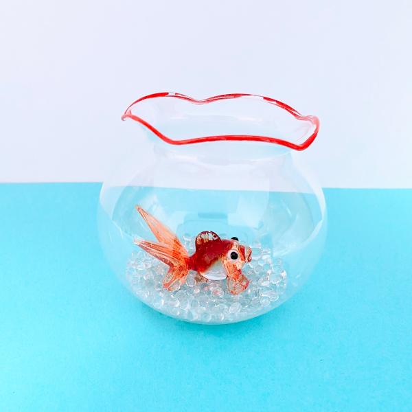 金魚鉢と金魚（M)赤クリア砂付のガラス細工の置物です。【大きさ】約高さ３５ミリ　　横幅３５ミリ　　　　　奥行３５ミリ＊商品は一つ一つ手造りのため大きさや色合いなどが写真と異なる場合がありますのでご了承をお願い致します。