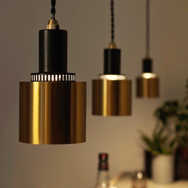 コディ ペンダントライト（Cody Pendant Light）LT-4144はインターフォルム（Interform）のペンダントライトです。シャープな存在感を放つ、ミニマルでスタイリッシュなペンダントライト。光源近くにあしらわれたスリット...