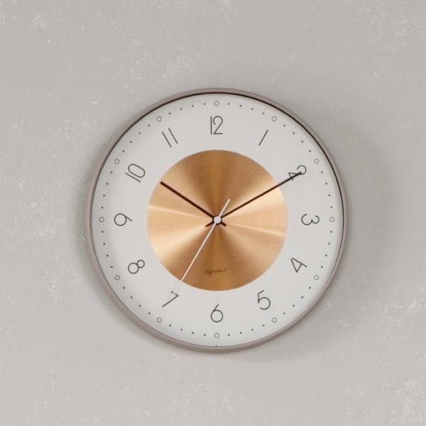 ノルテ ウォールクロック（Norte Wall Clock）CL-4090はインターフォルム（Interform）のウォールクロックです。中央にあしらわれたコッパーのプレートがさりげなく輝くウォールクロック。ウォームグレーのスリムなフレーム...