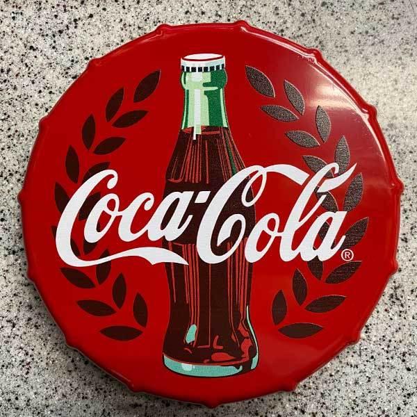 ■Metale Sign Bottle capヴィンテージテイストのブリキ看板店舗のディスプレイとしてはもちろん、お部屋やガレージのインテリアにおススメです。■サイズ 直径 約22cm■素材 鉄製品多少の汚れ、ペイント剥げ、歪みがある場合が...