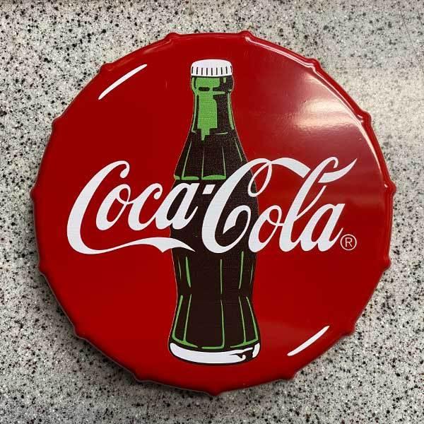 ■Metale Sign Bottle capヴィンテージテイストのブリキ看板店舗のディスプレイとしてはもちろん、お部屋やガレージのインテリアにおススメです。■サイズ 直径 約22cm■素材 鉄製品多少の汚れ、ペイント剥げ、歪みがある場合が...