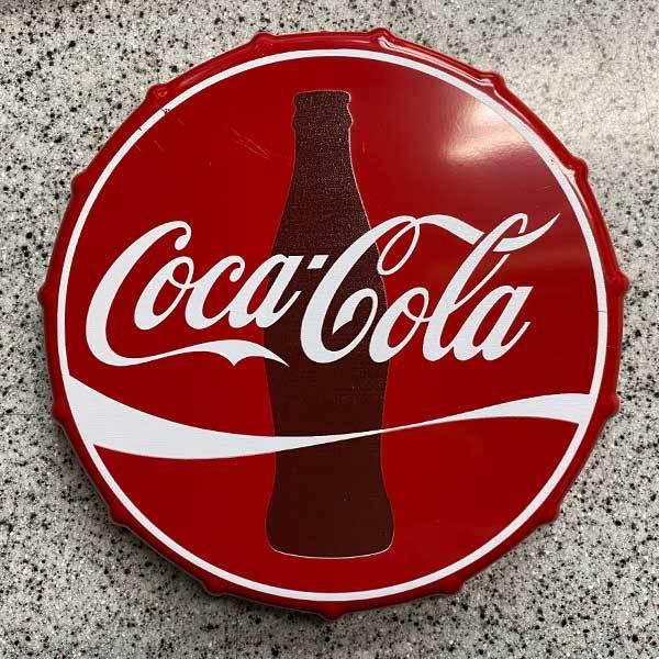 ■Metale Sign Bottle capヴィンテージテイストのブリキ看板店舗のディスプレイとしてはもちろん、お部屋やガレージのインテリアにおススメです。■サイズ 直径 約22cm■素材 鉄製品多少の汚れ、ペイント剥げ、歪みがある場合が...