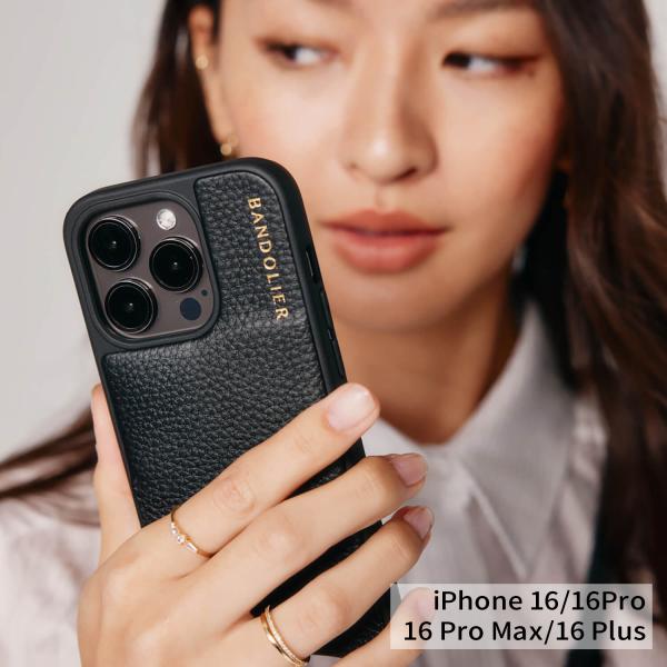 【セレブ愛用者急上昇中のiPhone専用アクセサリーブランド BANDOLIER】長さ調整可能なシンプルデザインのエマスタイルです。どんなファッションにも合わせやすいベーシックレザーストラップです。携帯を無くさず、落とさず、ファッショナブル...