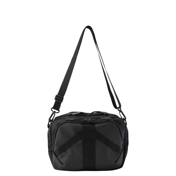 旅をもっと身近に感じてもらいたいという思いから開発をスタートさせた「LESIT」コレクションより、旅行先のサブバッグや、普段使いと様々なシーンに対応するミディアムサイズのショルダーが登場。マチを広めにとった独特のフォルムが特徴的で、デザイン...