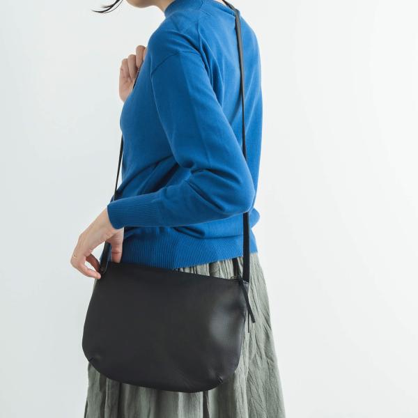 【毎日どんどん使いたくなる快適さと、飽きのこないシンプルさが魅力のオリジナルテーブルウェアブランド DO】CLASKA Gallery &amp; Shop 「DO」オリジナルレザーバッグ、人気の「Sac」シリーズのポシェット。柔らかな牛革...