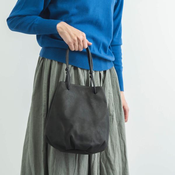 【毎日どんどん使いたくなる快適さと、飽きのこないシンプルさが魅力のオリジナルテーブルウェアブランド DO】CLASKA Gallery &amp; Shop 「DO」 オリジナルのレザーバッグ、Sac シリーズのハンドバッグ。名前は「Sac...