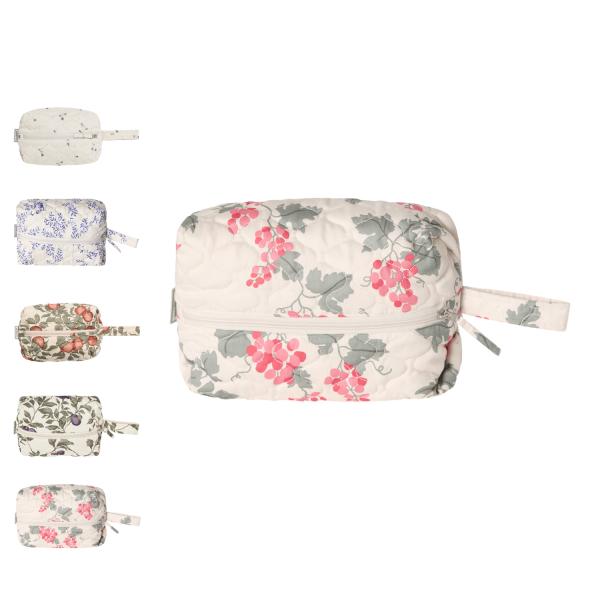 【デザイン性の高いインテリアやキッズベビーアイテムが人気 garbo＆friends】オーガニックコットンを贅沢に使用した、ふっくらと優しい手触りのキルティングポーチです。目を惹くのは、アーティストによる美しい手描きのオリジナルプリント。繊...