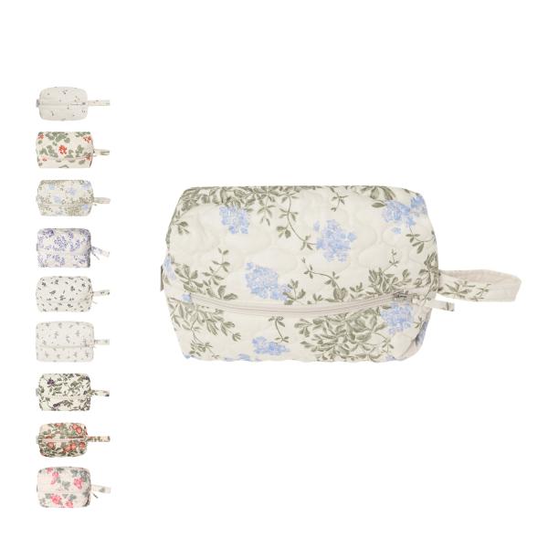 【デザイン性の高いインテリアやキッズベビーアイテムが人気 garbo＆friends】オーガニックコットンを贅沢に使用した、ふっくらと優しい手触りのキルティングポーチです。目を惹くのは、アーティストによる美しい手描きのオリジナルプリント。繊...