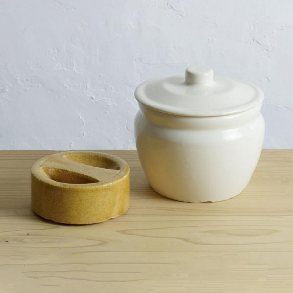【三重県菰野町にある萬古焼の窯元、山口陶器が立ち上げた産地ブランド かもしか道具店】おいしい漬物をつけるのにぴったりサイズの漬物石がついた浅漬けをつけるための壺。誰でもお手軽に発酵生活をはじめられるレシピ付きです。漬物に重しを乗せることで、...