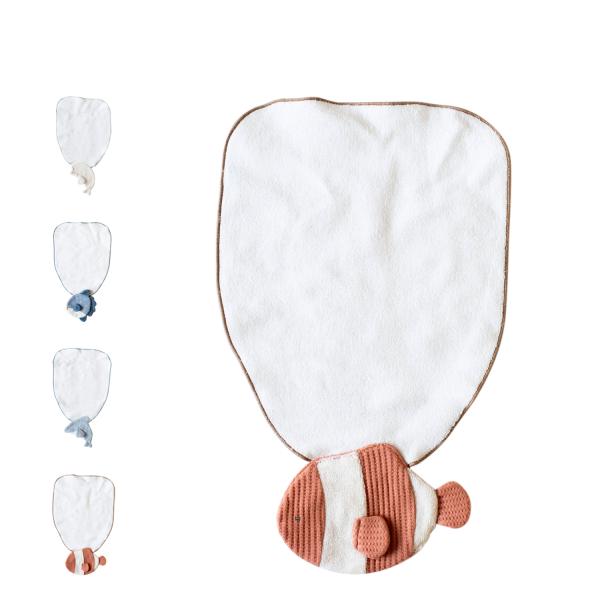 【雲のような のびのびとした遊び心をイメージしたベビーブランド mocmof】背中側にモチーフがくっついた汗取りタオルです。ベビーの背中に差し込んで汗を吸収しながら、後ろ姿にアクセントをプラス。汗をかいたら背中からさっと抜き取れるので、長時...