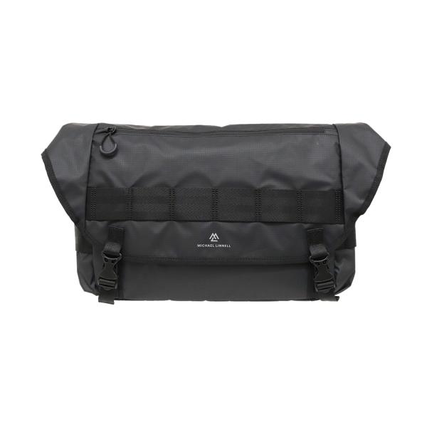 【Royal Mailのメッセンジャーバッグを手がけていることで知られるブランド MICHAEL LINNELL】無骨なデザインとは裏腹に使い勝手にもこだわったメッセンジャーバッグ。撥水性・耐熱性に優れ、環境変化や摩擦に強く、しかも軽量で堅...