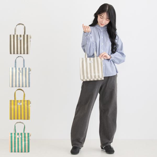 ラミネート加工により汚れや水濡れに強く、サッと拭くだけで美しさを保てるのが魅力です。急な雨が心配な日でも、安心感のある素材とオリジナルのストライプ柄が日常のお出かけを軽やかに彩ります。お弁当やポーチが安定して収まる広めのマチが特徴のスクエア...