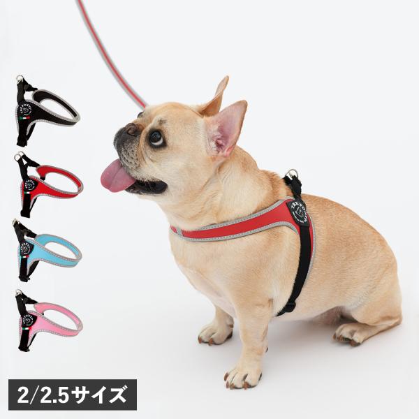 犬種の体型に合わせて胴回り部分の調節が可能なハーネスです。背中のバックルは簡単に着脱可能で、毎日の散歩やドッグラン、アジリティーなどの運動をする際に動きを妨げません。縁に光を反射するリフレクト素材を使用しているので夜間のウォーキングにもピッ...