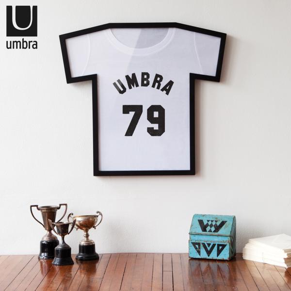 【ダストボックスやキッチングッズ、ミラーなどを取り扱うカナダトロント生まれのデザインブランド umbra】アンブラのTシャツをおしゃれなインテリアとしてお部屋に飾っておくことができるTシャツ専用のフレームです。ホッケー、野球、アメリカンフッ...