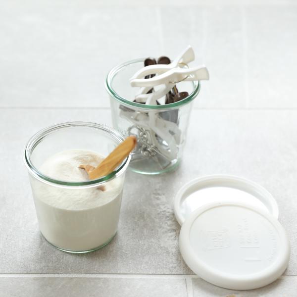 【用途に応じて選べる楽しさを提供し、世界中で愛されるシンプルな保存容器 WECK】たっぷりの調味料ストッカーとして、おすすめのMOLD500mlとシリコーンキャップをセットに。調味料ストッカーとして塩・砂糖・粉類などを入れると、キッチンもす...