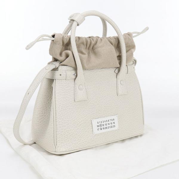 品番：SB3WD0005P4348T2003素材：カーフカラー：ホワイト金具色：シルバーサイズ：W約24.5cm x H約25cm x D約12cm 仕様：内側：オープンポケット×1ストラップ取り外し：可ショルダー調節：可A4サイズ収納：不...