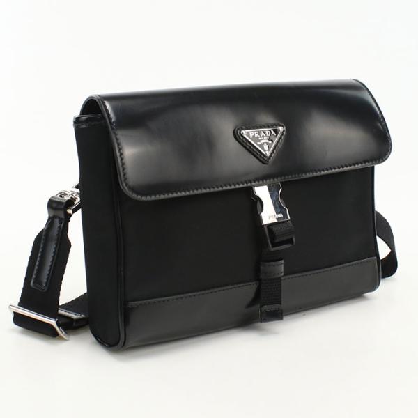 素材：ナイロンレザーカラー：ブラック金具色：シルバーサイズ：W約20.5cm x H約16cm x D約4cm仕様：内側：オープンポケット×1ストラップ取り外し：可ショルダー調節：可A4サイズ収納：不可生産国：イタリア付属品：なし