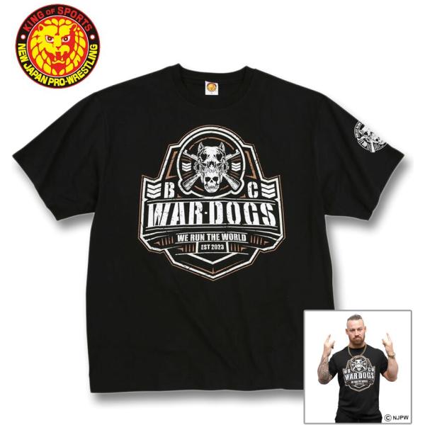 新日本プロレスのBULLET CLUB WAR DOGS「WE RUN THE WORLD」半袖Tシャツです。デビット・フィンレー率いる「ウォー・ドッグス」のユニットTシャツが完成！「WAR DOGS」のユニットロゴをベースにデザインされた...