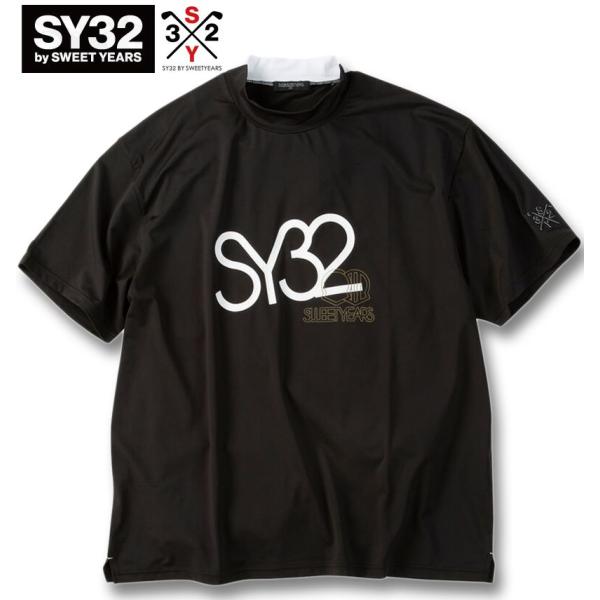 SY32 by SWEET YEARSのビッグロゴ半袖モックネックシャツです。モックネックにブランドロゴを大胆にレイアウトした、存在感のあるゴルフウェア。フロントは立体感のあるラバープリントを重ねることで上質感をプラスし、デザインに奥行きを...
