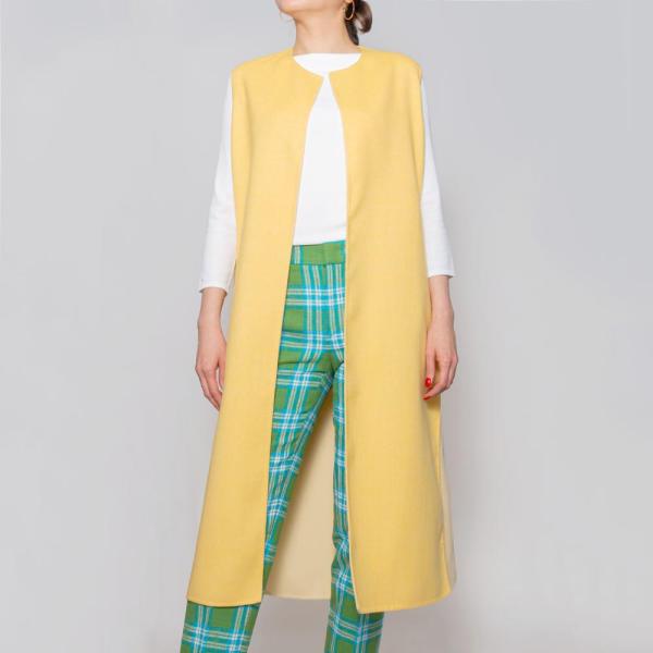 ＜デザイン＞Loro Piana(ロロピアーナ)社のダブルフェイスの生地で仕立てたベルト付きのロングジレ。ベルト以外の装飾をなくしシンプルに仕上げ、両サイドのスリットで軽やかさをもたらした、スマートなアイテムです。ノーカラーなのでインナーを...