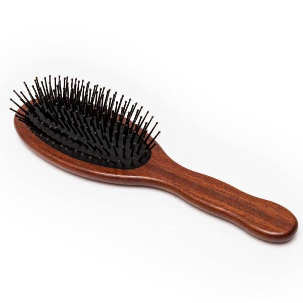 毛先を丸くしたブラシで頭皮を傷めにくい設計。沢山のヘアブラシのコレクションの中でも、使いやすさで定評のあるひと品でギフトなどにもおすすめです。クッション部分は、天然ゴムを使用し独自の形状で圧力を吸収し、髪や地肌を心地よくマッサージしてくれます。