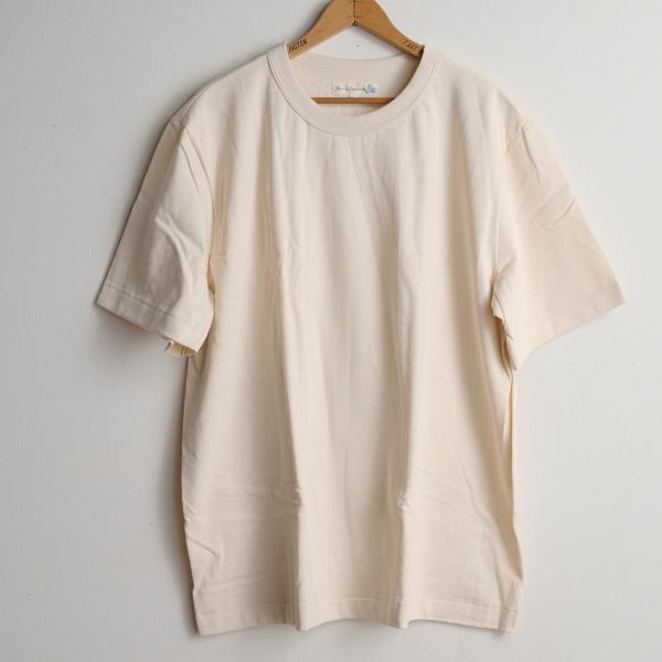 旧式の編機で編まれた丸胴ボディ、8.6ozのしっかりした肉厚の2-threadオーガニックコットン。2段編みの袖リブ・脇下の三角マチ・前立て裏の布帛切り替えなど、ヴィンテージそのもののようなクラシックな意匠。ほどよく体にフィットする細長いサ...