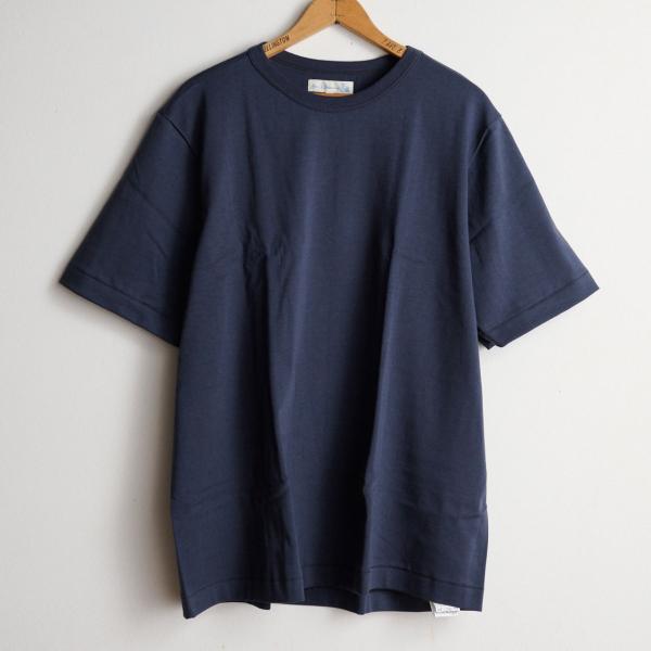 旧式の編機で編まれた丸胴ボディ、8.6ozのしっかりした肉厚の2-threadオーガニックコットン。2段編みの袖リブ・脇下の三角マチ・前立て裏の布帛切り替えなど、ヴィンテージそのもののようなクラシックな意匠。ほどよく体にフィットする細長いサ...