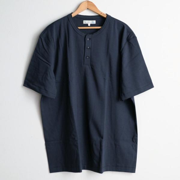 旧式の編機で編まれた丸胴ボディ、8.6ozのしっかりした肉厚の2-threadオーガニックコットン。2段編みの袖リブ・脇下の三角マチ・前立て裏の布帛切り替えなど、ヴィンテージそのもののようなクラシックな意匠。ほどよく体にフィットする細長いサ...