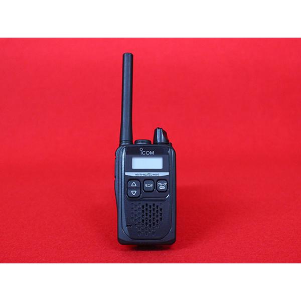 【こちらの商品は＜中古美品＞です】　アイコム(ICOM)の特定小電力トランシーバーです。一度に複数人との通話が可能でさまざまな業務で利用可能です。免許・資格:【不要です。どなたでもご購入、ご使用可能です】　動作試験:【通話試験・ボタン反応・...