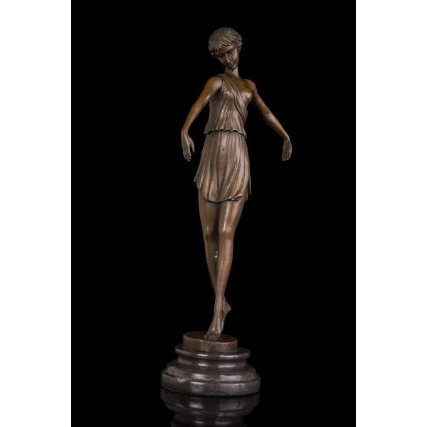 超人気ブロンズ像である。飛びそうになる少女の姿を表現した素晴らしい作品である。造形、重量ともに確かなものがあり、鑑賞に耐えうる一品です。・高さ：38.5センチ・重量：2.1kg・材質：ブロンズ及び大理石