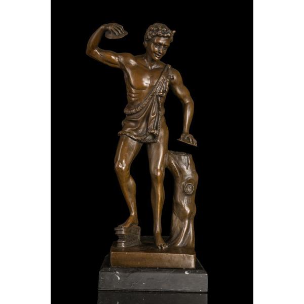 超人気ブロンズ像である。力強くて、戦う戦士の一瞬の姿を表現した素晴らしい作品である。造形、重量ともに確かなものがあり、鑑賞に耐えうる一品です。・高さ：40.5センチ・重量：5.45kg・材質：ブロンズ及び大理石　