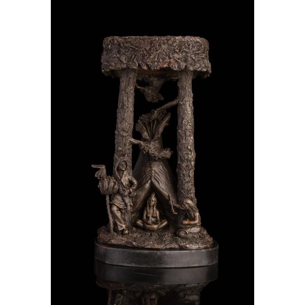 超人気ブロンズ像である。『裸婦神像』を表現した素晴らしい作品である。造形、重量ともに確かなものがあり、鑑賞に耐えうる一品です。・高さ：43センチ・幅：25センチ・重量：13.1kg・材質：ブロンズ及び大理石