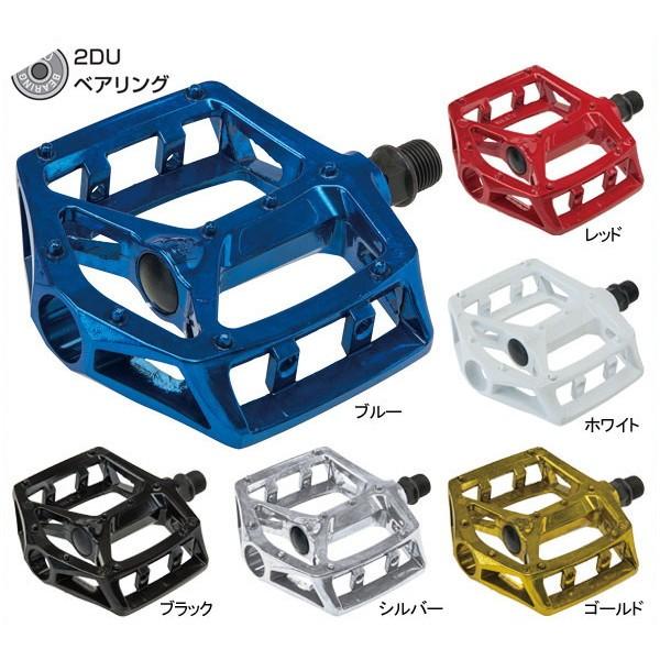 広い踏面のアルミ合金製ボディに、回転の良い2DU ベアリングを採用したペダル。■ アルミ合金 ボディ■ 2DU ベアリング■ ボロン 9/16" アクスル■ リフレクター付属■ L102 x W100 x H23mm■ 370g / ペア