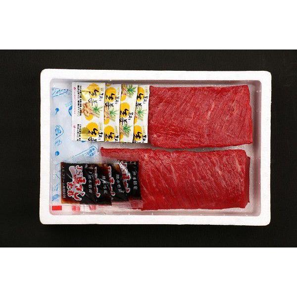 馬刺しの生産量・消費量が日本一の本場、熊本県の新鮮な「馬刺し」です。契約農場で生まれ飼育した馬を生きたまま輸入し、自然豊かで清涼な名水にも恵まれた阿蘇山麓の自社牧場で肥育、厳しい衛生管理の下、加工作業を行った安心・安全・新鮮で美味しい「馬刺...