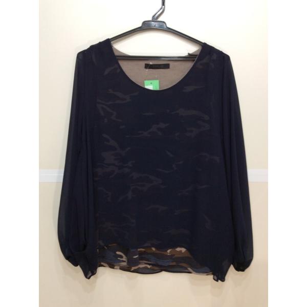 ブラウス風カットソー 紺色 身頃二重下グレー×薄青×茶×ベージュ系迷彩柄