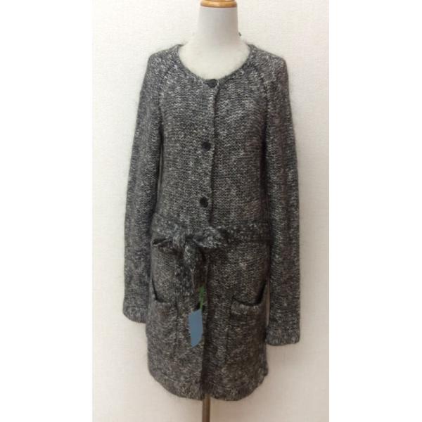 グレーのコート丈ニット ともベルト付き